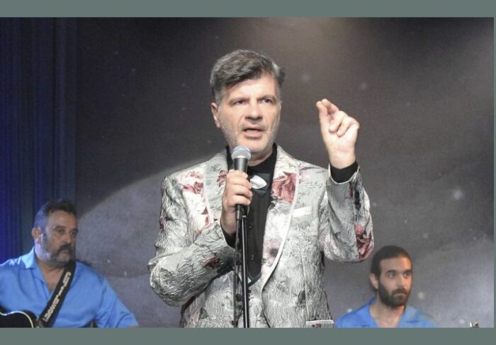 Ο Φοίβος Δεληβοριάς και τα αυτοσαρκαστικά "Νούμερα" - CulturePoint.gr